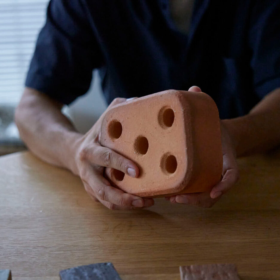 BRICK STAND - MOHEIM